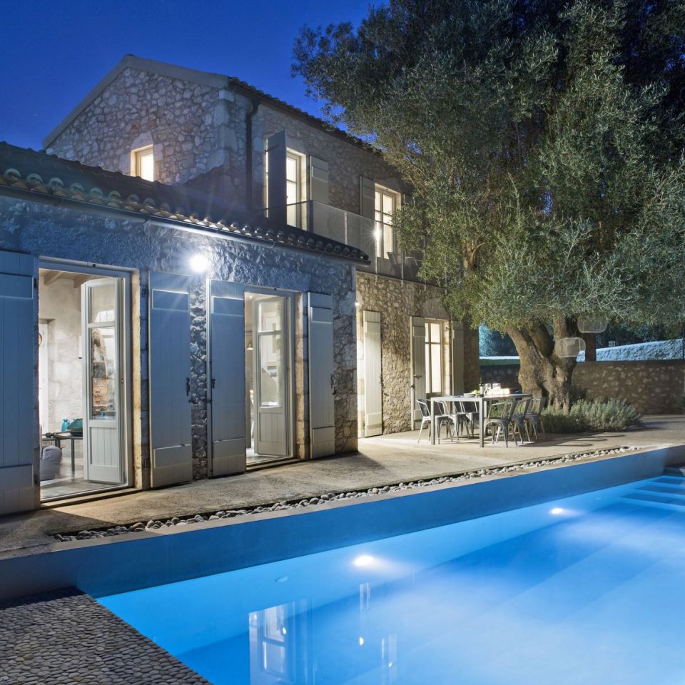 Villa – To Throni – Villa